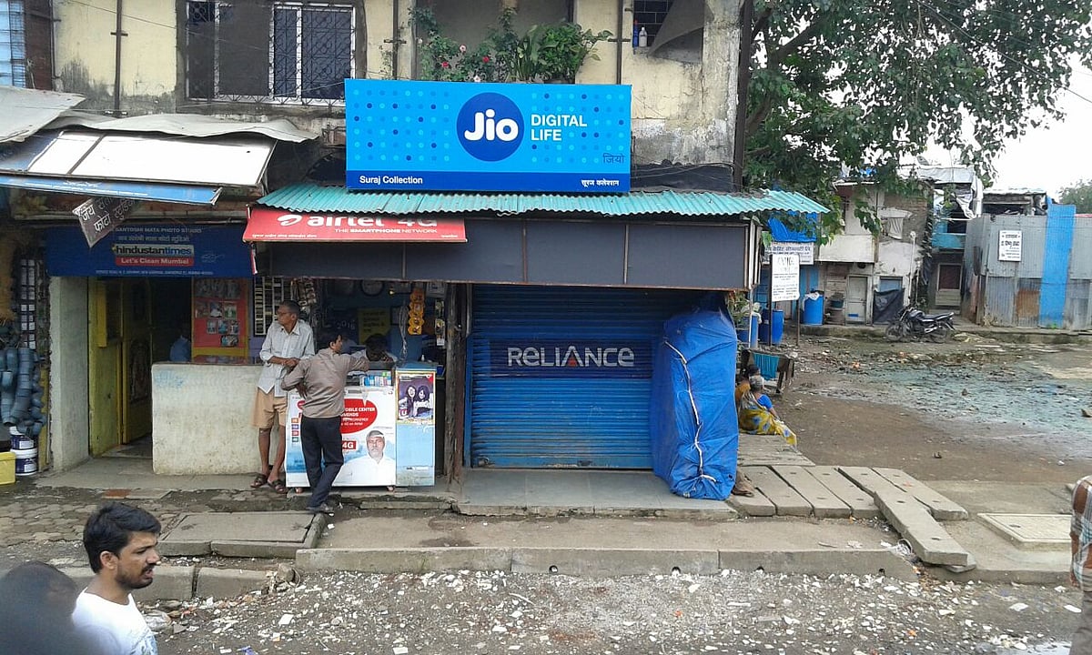 JIO का जुनून: छोटे शहरों से लेकर कस्बों तक लोगों को चाहिए 4G फोन