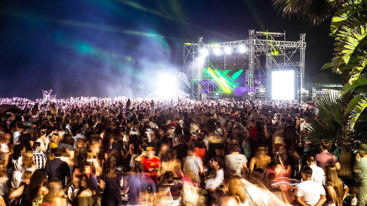 Hyderabad rave party :हैदराबाद में रेव पार्टी पर छापा, हिरासत में बड़े ...