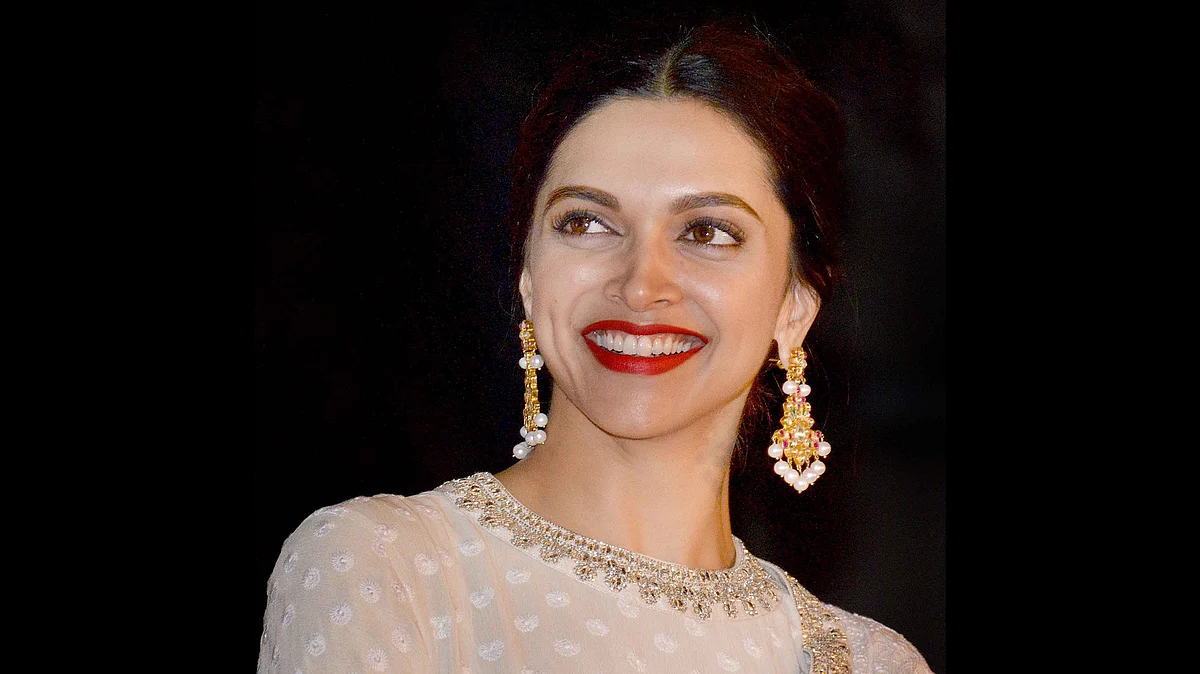 In Pics: Deepika Padukone Unveils the Glamorous ‘Mastani’ Poster