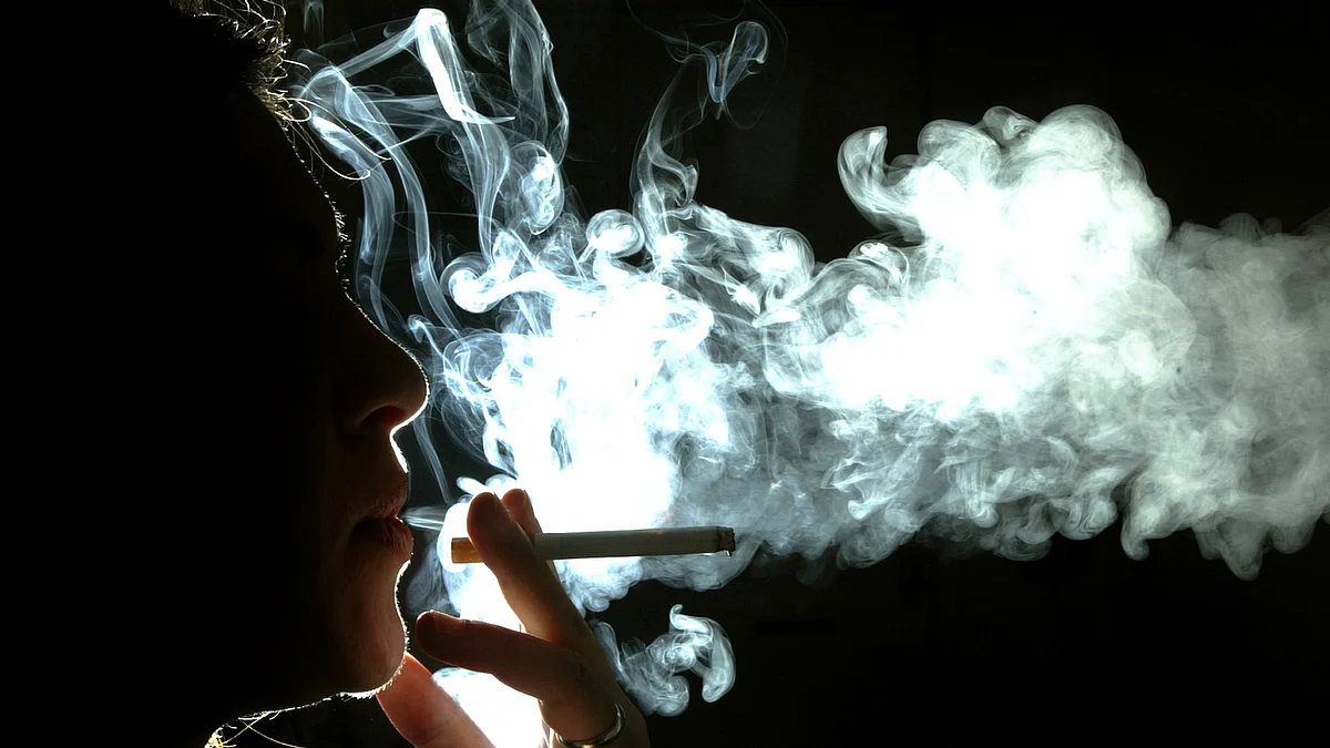 Heavy Smoking May Damage Vision: Study