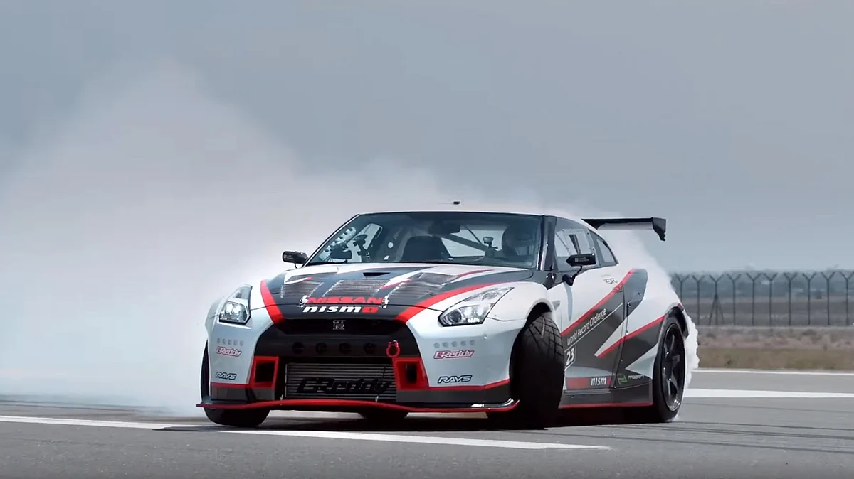 Nissan GT-R Drifts at 305 Km/h, Breaks World Record
