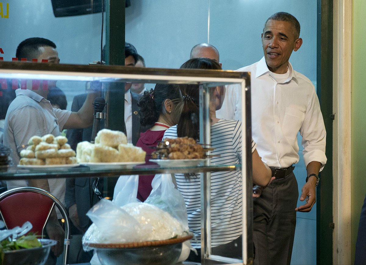 Obama Feasts on $6 Noodles in Vietnam With Anthony Bourdain