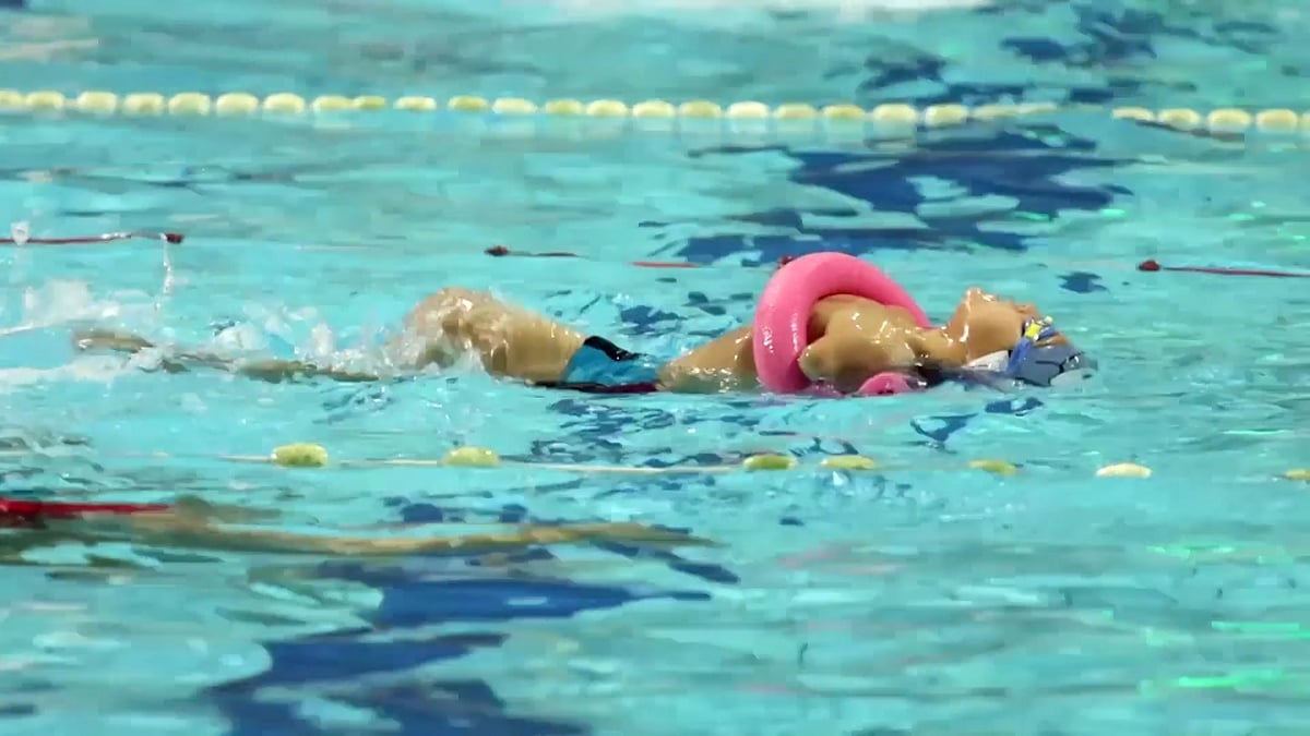 Boy Without Arms Swims the Length of an Olympic Pool