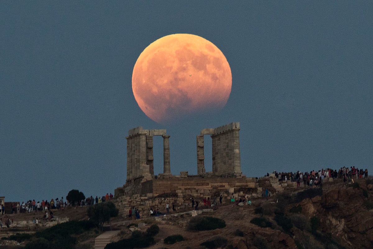 Stunning Photos of the Partial Lunar Eclipse