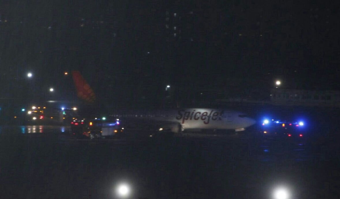 SpiceJet Plane Overshoots Wet Runway at Mumbai Airport