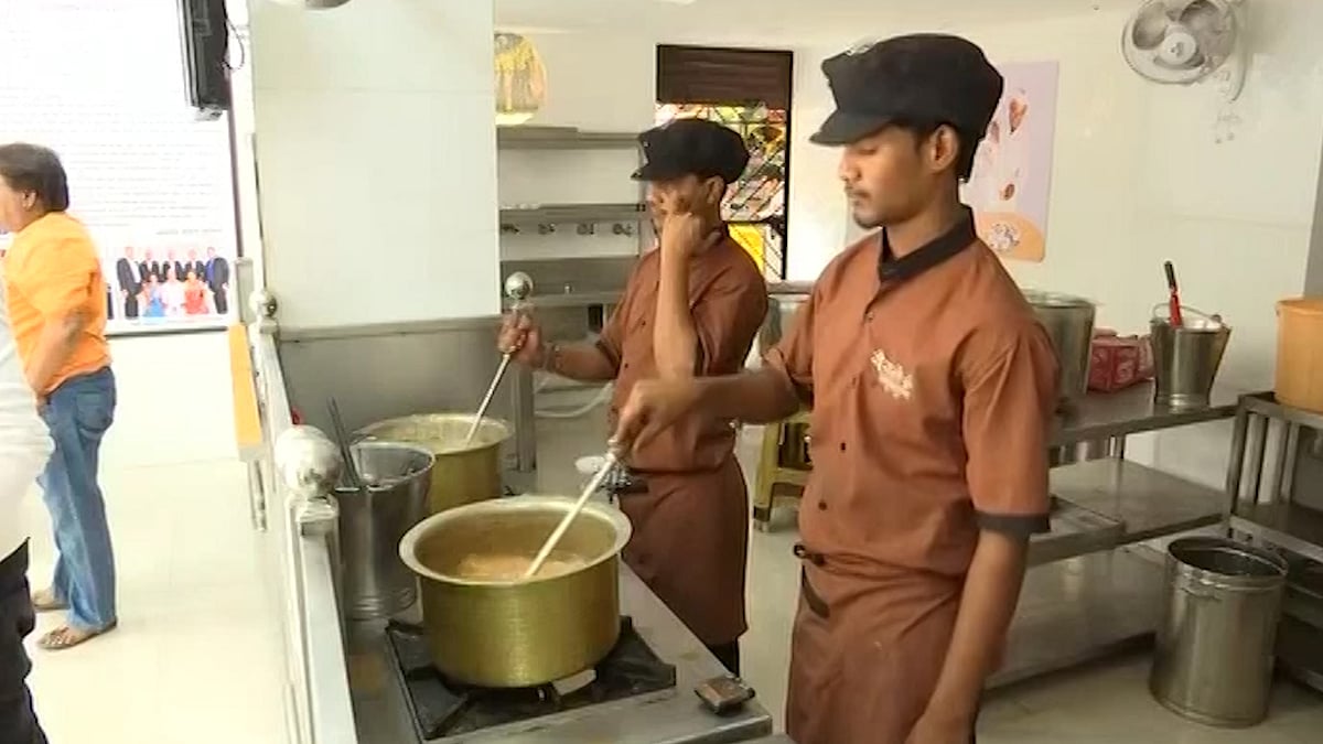 Meet the Chaiwala Who Earns Rs 12 Lakh Per Month