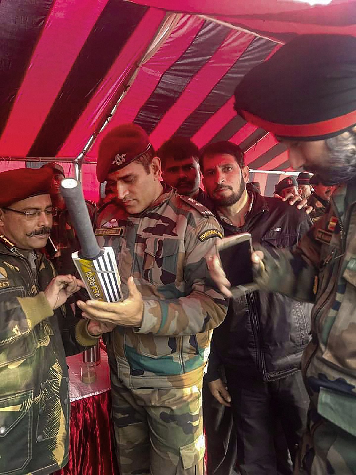 MS Dhoni photos in Army Uniform: MS Dhoni Joins Territorial Army ...