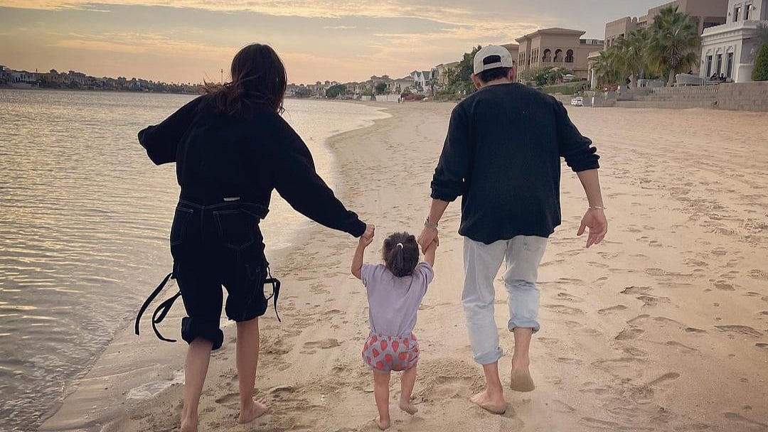 Anushka Sharma and Virat Kohli Share Unseen Pictures With Daughter ...