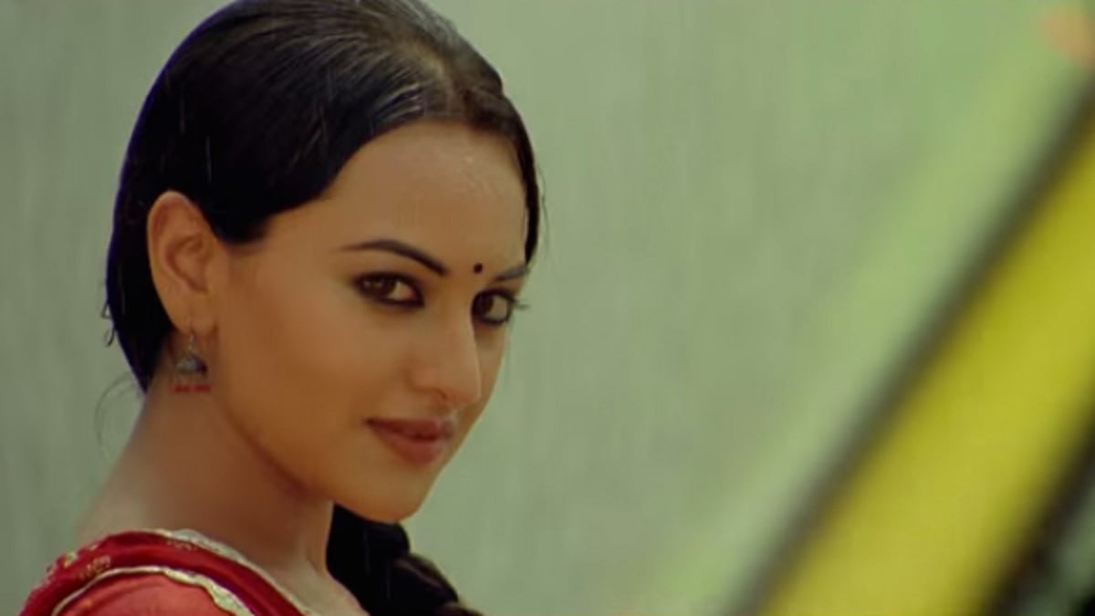 Smashin’ It: Sonakshi Sinha Dubsmashes to Dabangg Dialogue