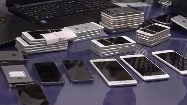 Watch: iPhone Smuggling Racket Busted, 42 Mobiles Recovered