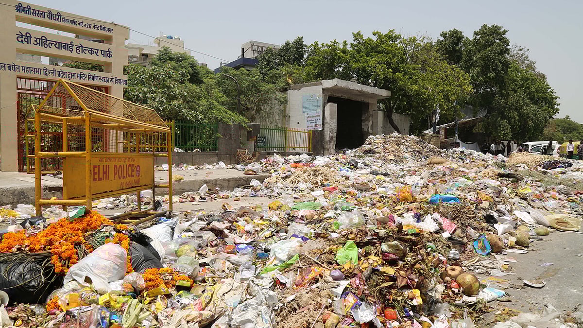 East Delhi Roads Become Garbage Dumps, May Take Weeks to Clean Up