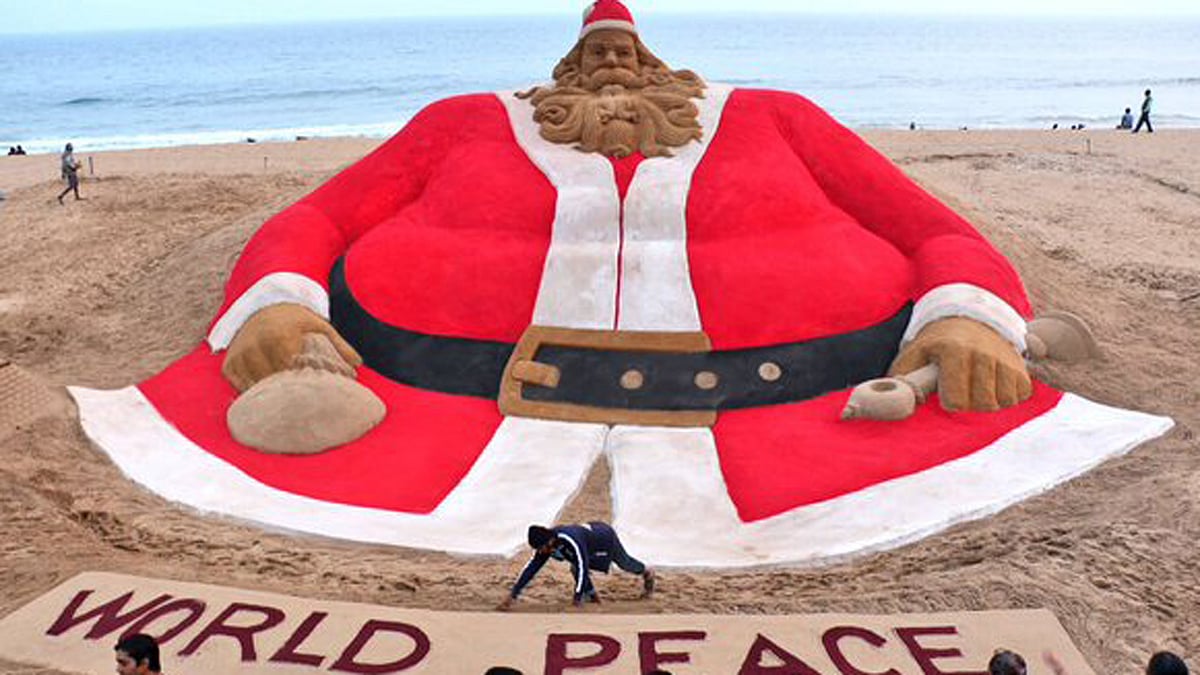 Magic Hands: 45-Feet Santa Claus Made of Sand in India Is Glorious