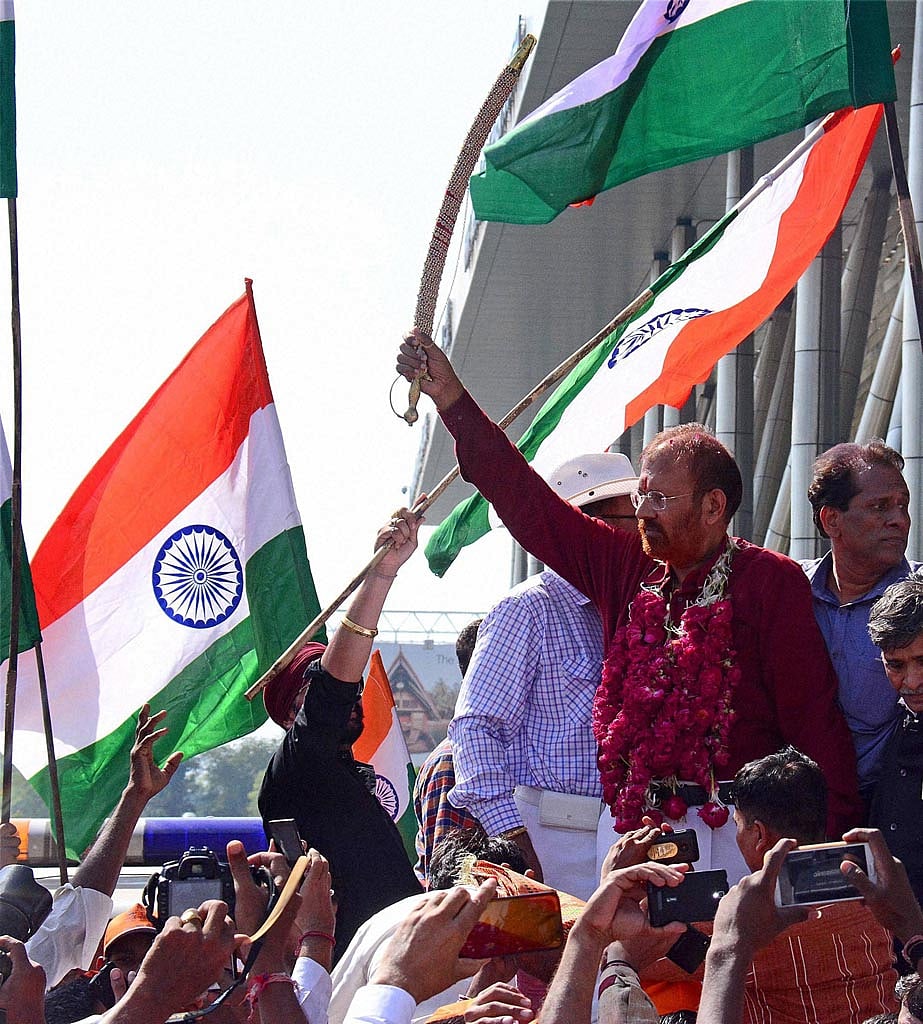 After 9 Years, Former Gujarat Top Cop DG Vanzara Enters the State