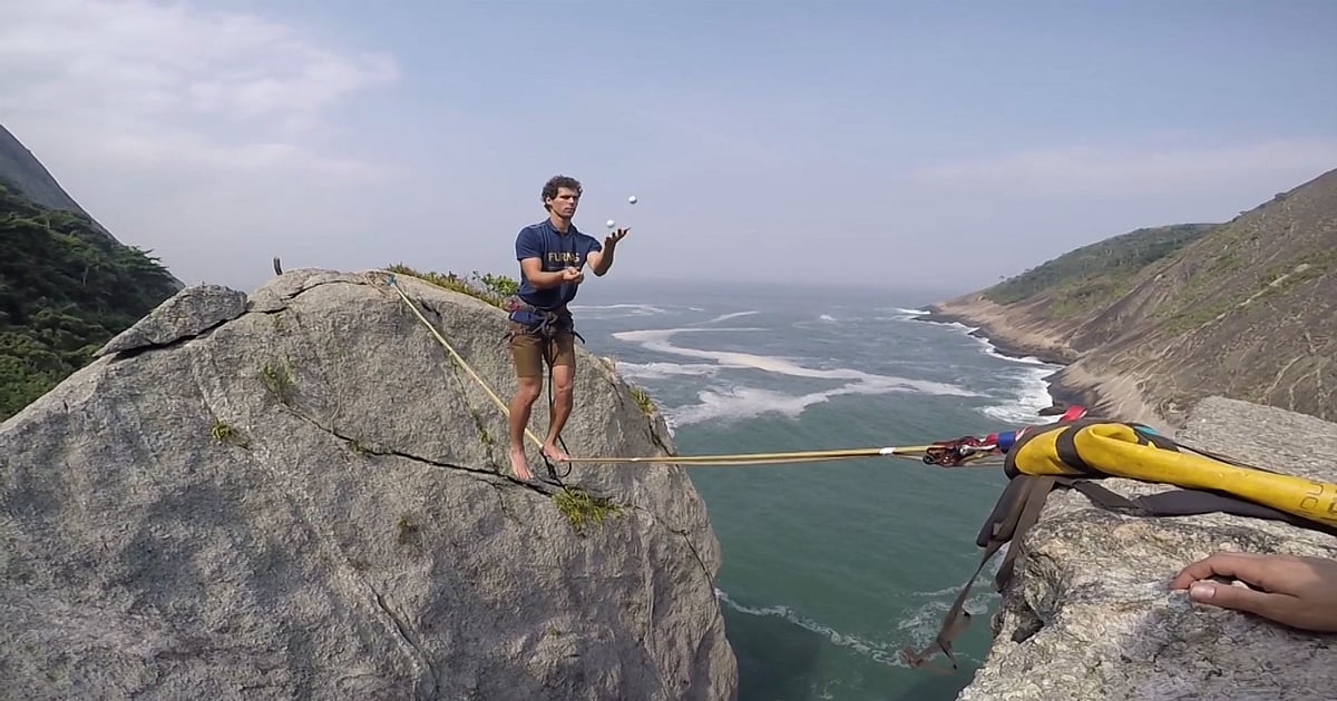 Daring Highliner Enhances Thrill, Juggles While Walking Tight-Rope