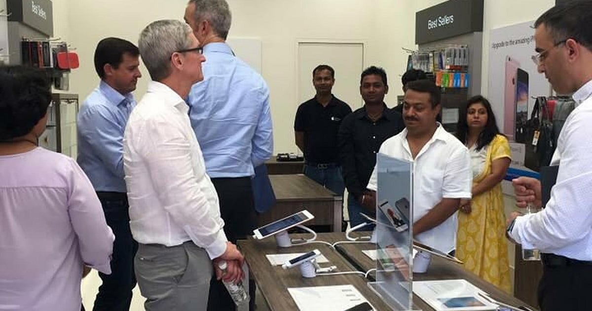 Tim Cook Visits Apple Store in Gurgaon, First Things First