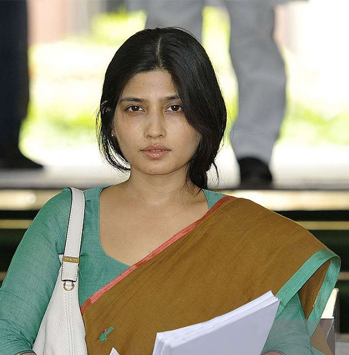 Dimple Yadav – the Queen Behind the Scenes in the Samajwadi Crisis