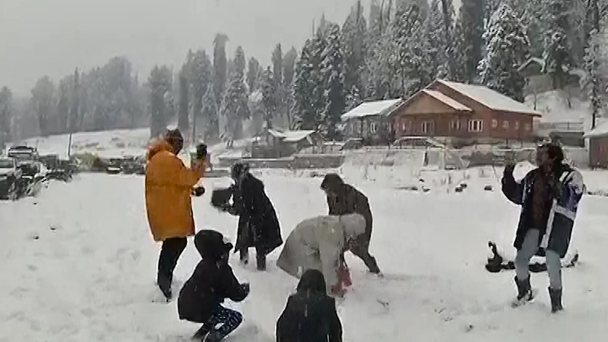 In Photos: Kashmir Valley’s Fresh Snow After Month-Long Dry Spell