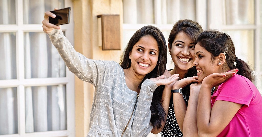 #DeathBySelfie: Dear Selfie Lovers, It’s Time To Pause And Think!