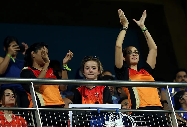 Hazel Keech, Harbhajan’s Wife & Daughter & Anu Malik at IPL Match