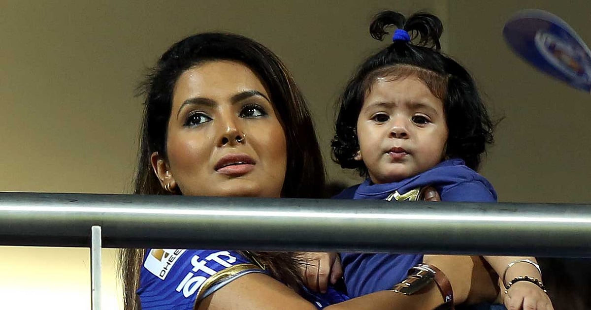 Hazel Keech, Harbhajan’s Wife & Daughter & Anu Malik at IPL Match
