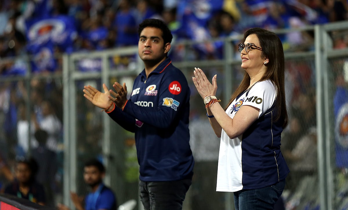 Hazel Keech, Harbhajan’s Wife & Daughter & Anu Malik at IPL Match