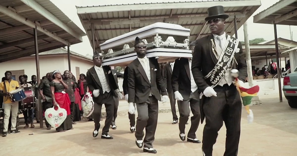 Dancing at Burials – Pallbearers in Ghana ‘Celebrate Life’