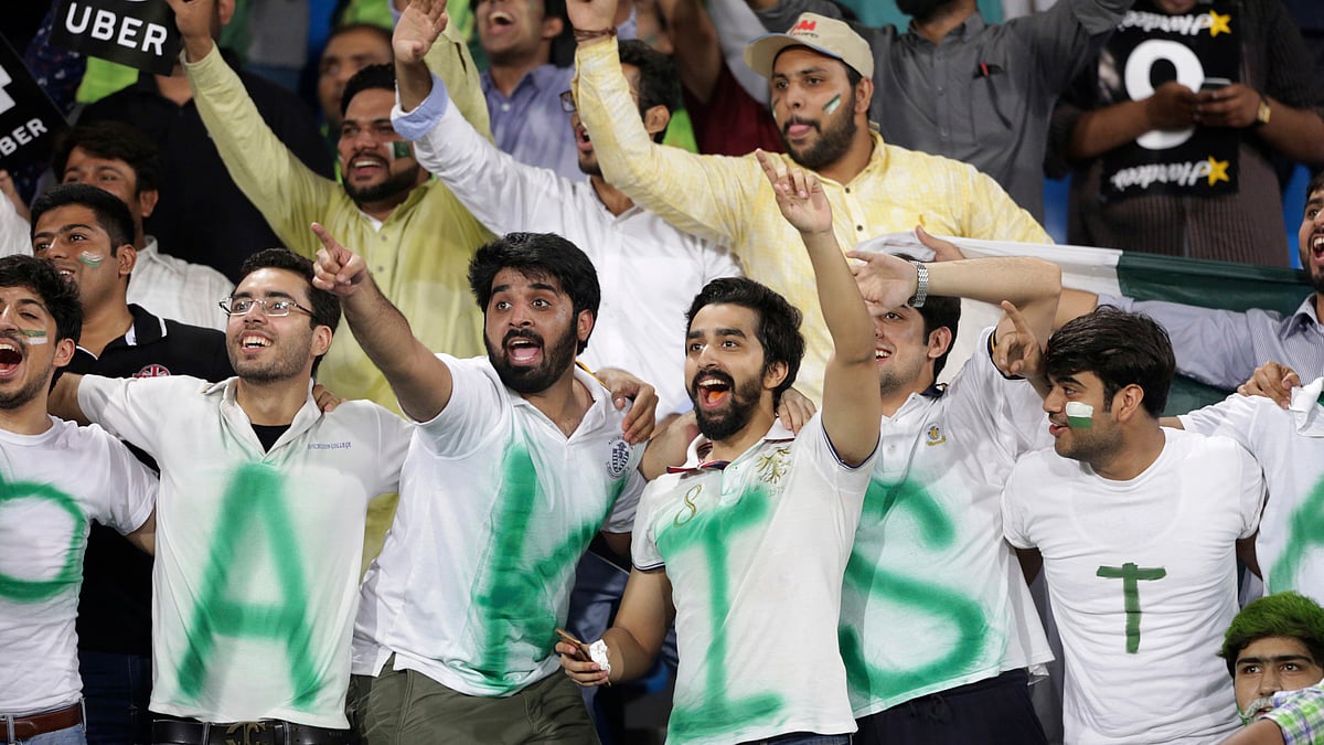 Pakistani Fans Show Gratitude to World XI For Playing in Lahore