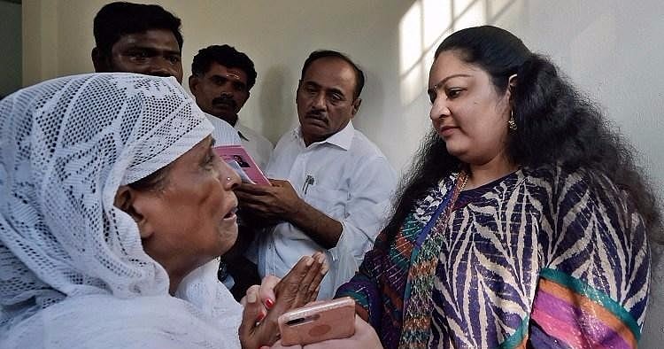 Deepa Jayakumar Reaches RK Nagar Office After Nomination Rejection