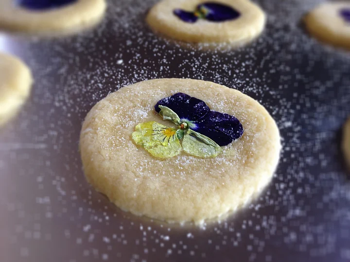 How to Cook With Flowers and Treat Them Before Cooking