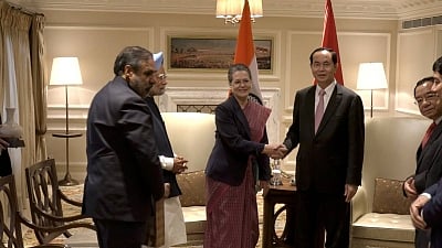 Manmohan, Sonia meet Vietnam President