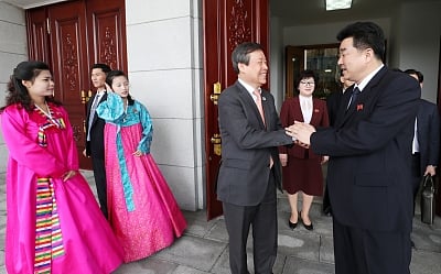 Moon-Kim hotline likely to be set up this week