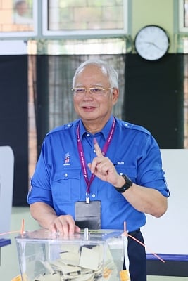 Ex-Malaysian PM Razak, wife banned from leaving country