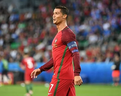 Portugal trains in rain in Russia, Ronaldo participates