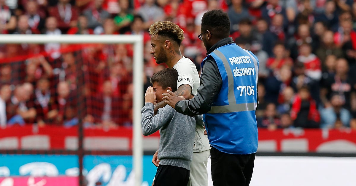 Watch: Neymar Gives Jersey to Crying Boy as PSG Beat Rennes 3-1
