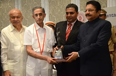 Eminent cancer surgeon Sultan Pradhan conferred Dhanvantari Award
