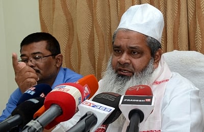 Ajmal apologises for abusing journalist, faces FIR
