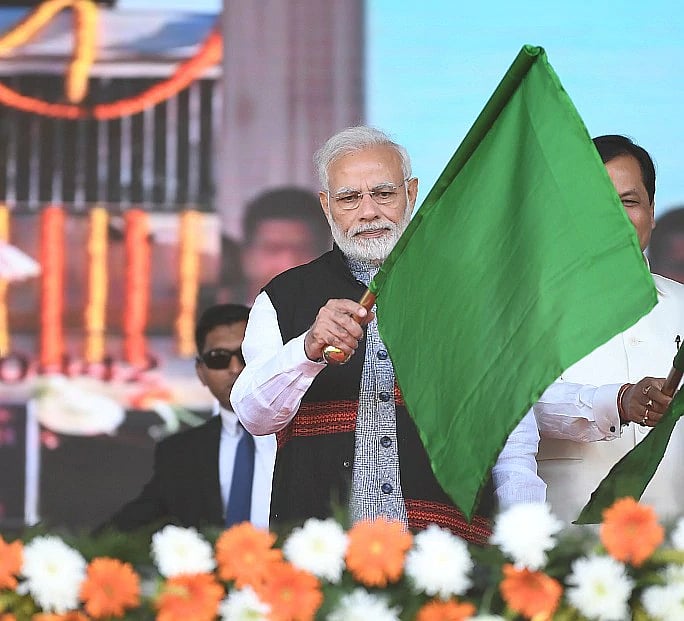 Fact Check: No, PM Modi Didn’t Wave a Pakistani Flag, it’s Photoshopped