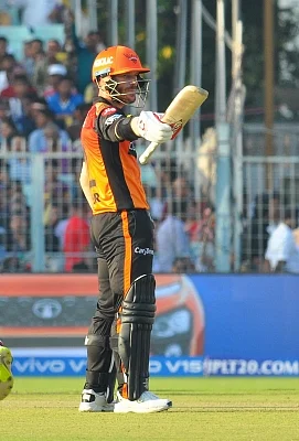 Warner makes roaring comeback as SRH post 181