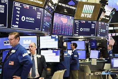 US stocks fall amid economic slowdown worrries