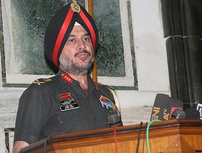 Lt Gen Singh visits forward locations in Ladakh