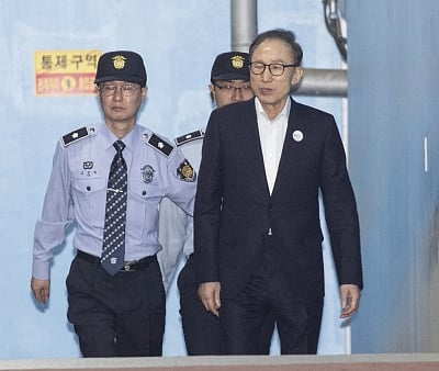 Former S. Korean President Lee released on bail