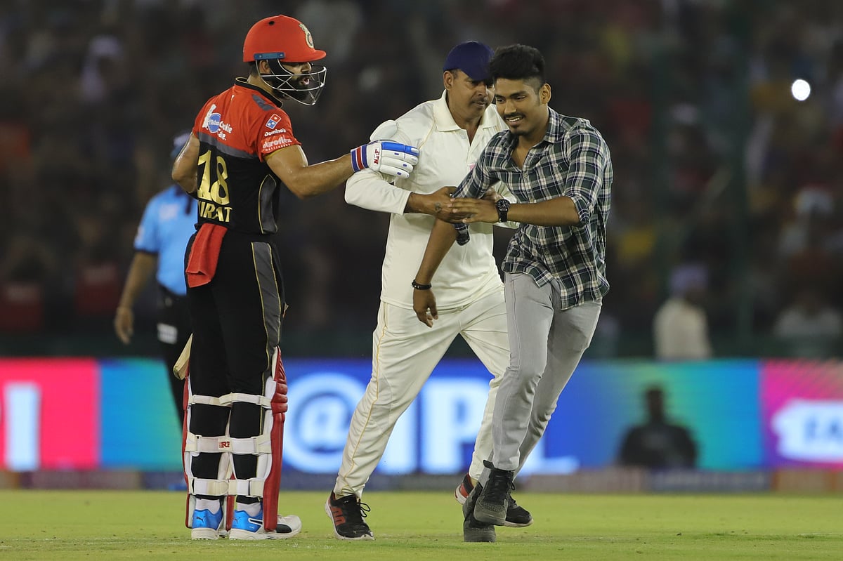 IPL 2019: Fan Runs Onto Field to Hug Kohli, And the Scene’s Quite Dramatic