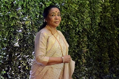 'Stranded' Asha Bhosle thanks Smriti Irani for help