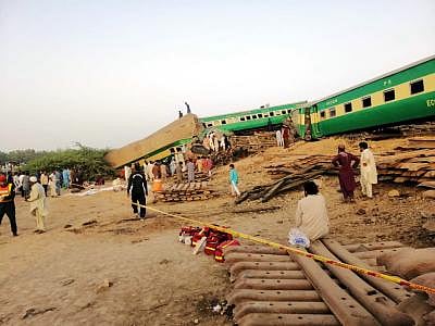 10 killed, 40 injured in Pakistan train accident