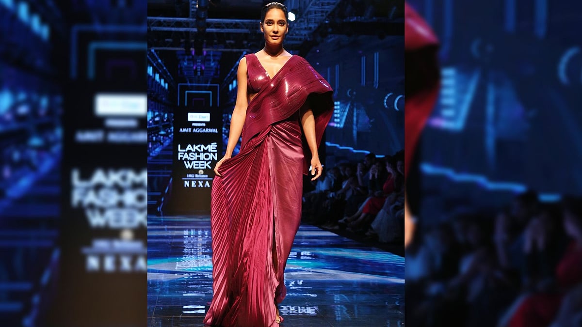 Lakme Fashion Week 2019: When Queen Actress Lisa Haydon Tripped On The ...