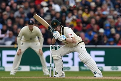 Ashes: Windy conditions leads to no-bails play in Manchester