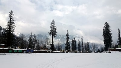 Manali gets season's first snowfall