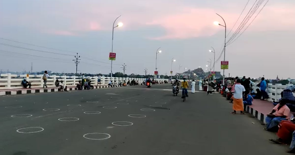 Coronavirus (COVID-19) Lockdown in Trichy, Tamil Nadu: Hundreds Gather ...