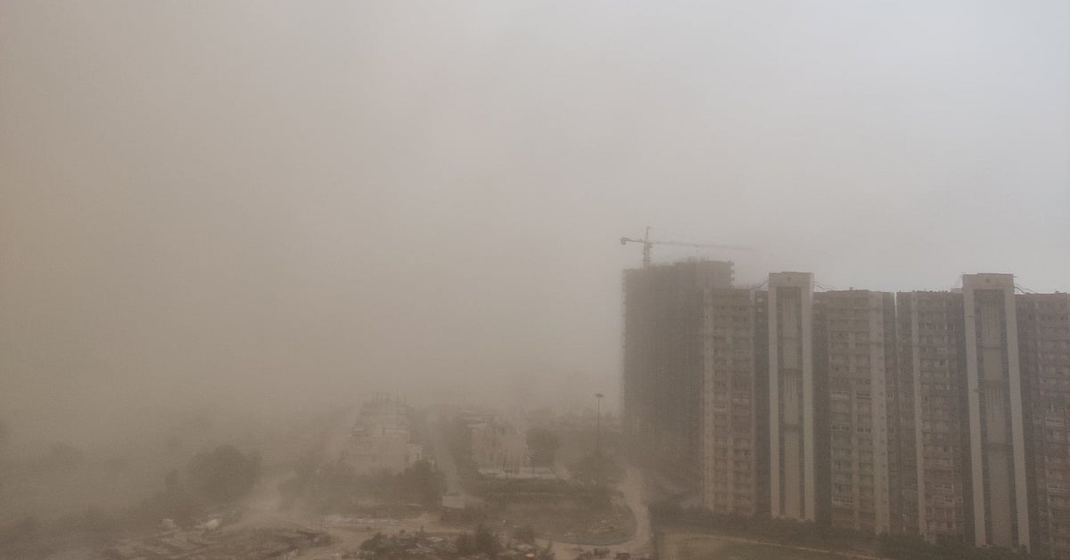 Dark Clouds, Dust Storm & Rain Engulf Parts of Delhi, UP & Haryana