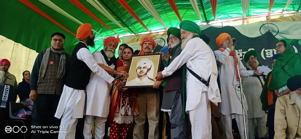 Bhagat Singh’s Kin Attend Farmers’ Pagdi Sambhal Diwas at Singhu Border